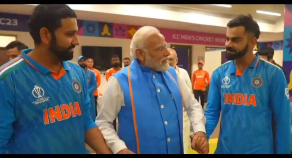 Narendra Modi meet Indian cricket team: पराभवानंतर ड्रेसिंग रूम मधील तो ...